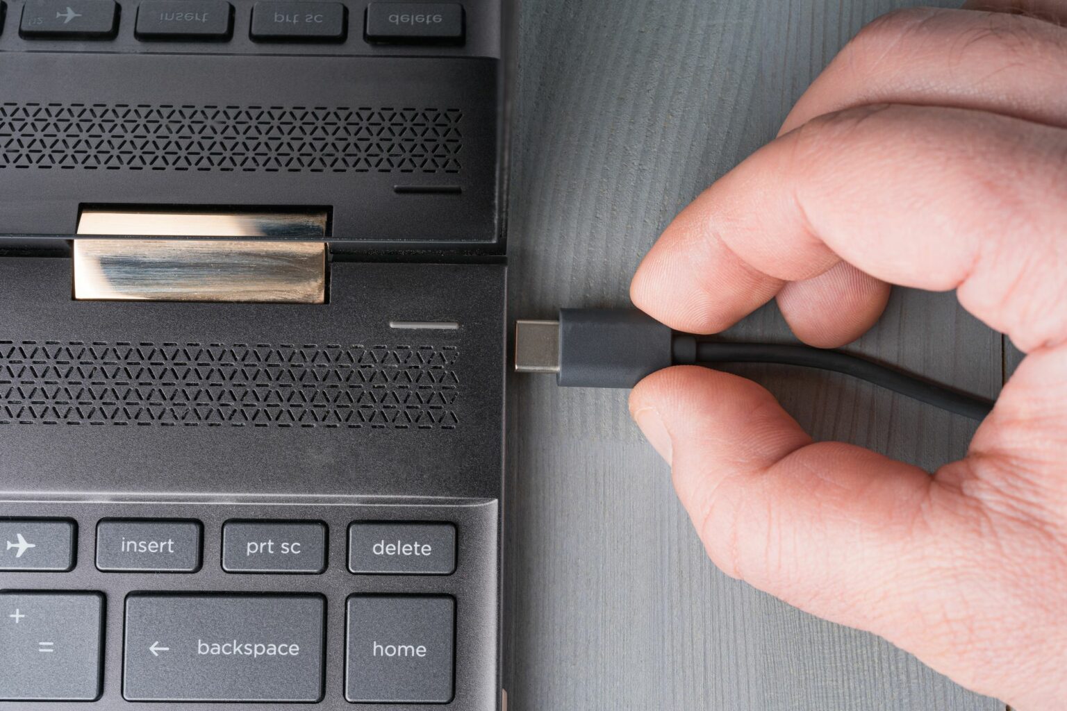 Hur man ansluter två skärmar till en bärbar dator - 2024